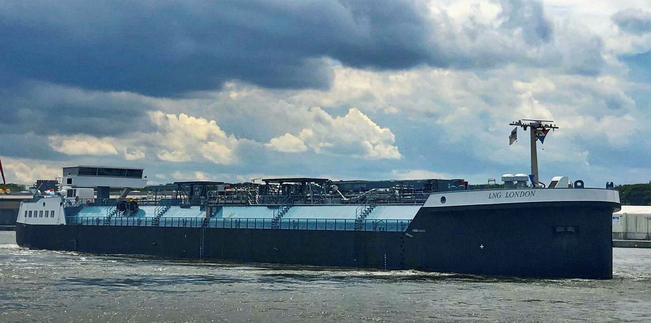 Shell puts inland LNG bunker barge to work off Rotterdam | TradeWinds