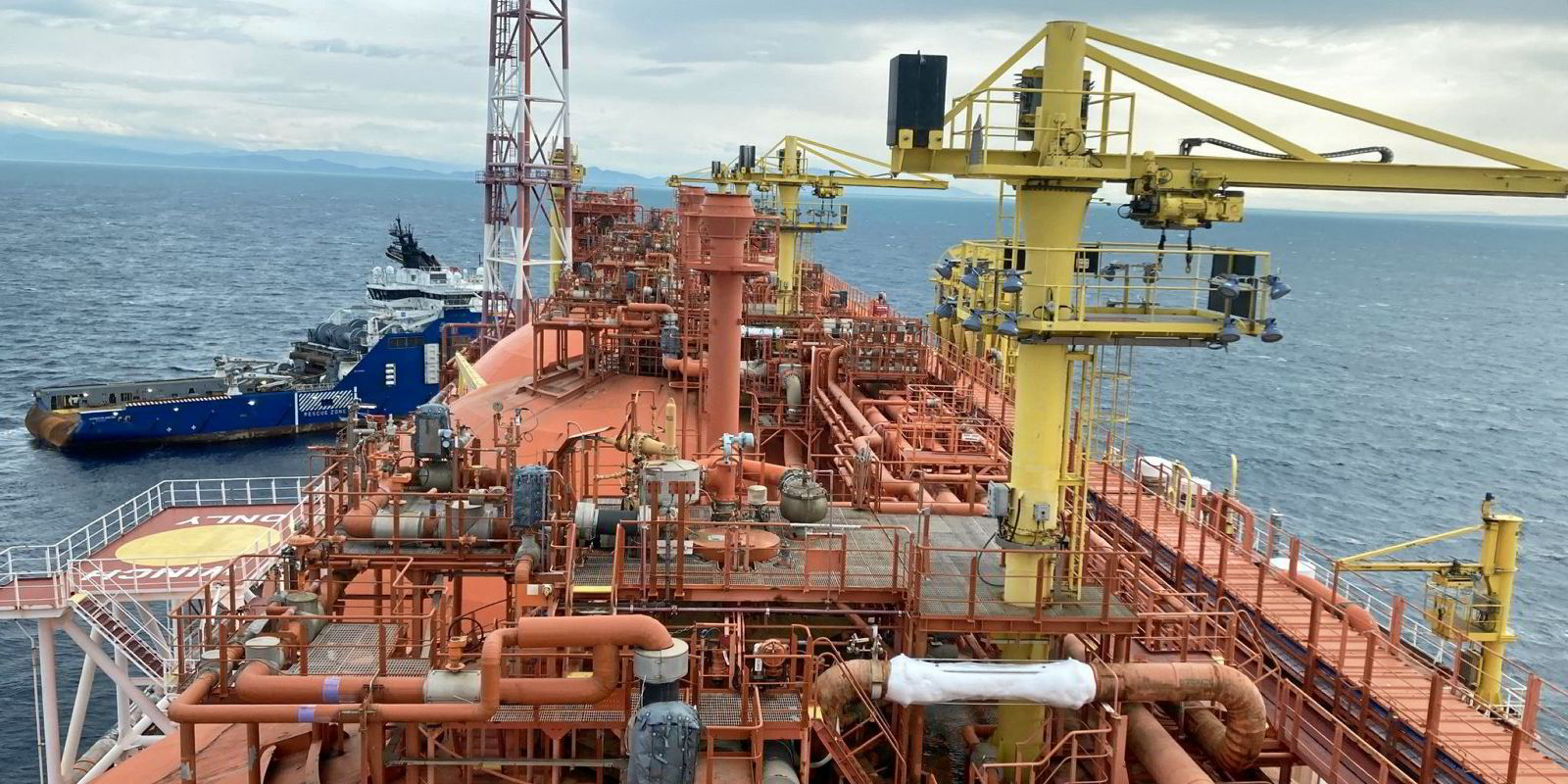 Italy’s FSRU Toscana unhooks and is taken in tow to first repairs ...