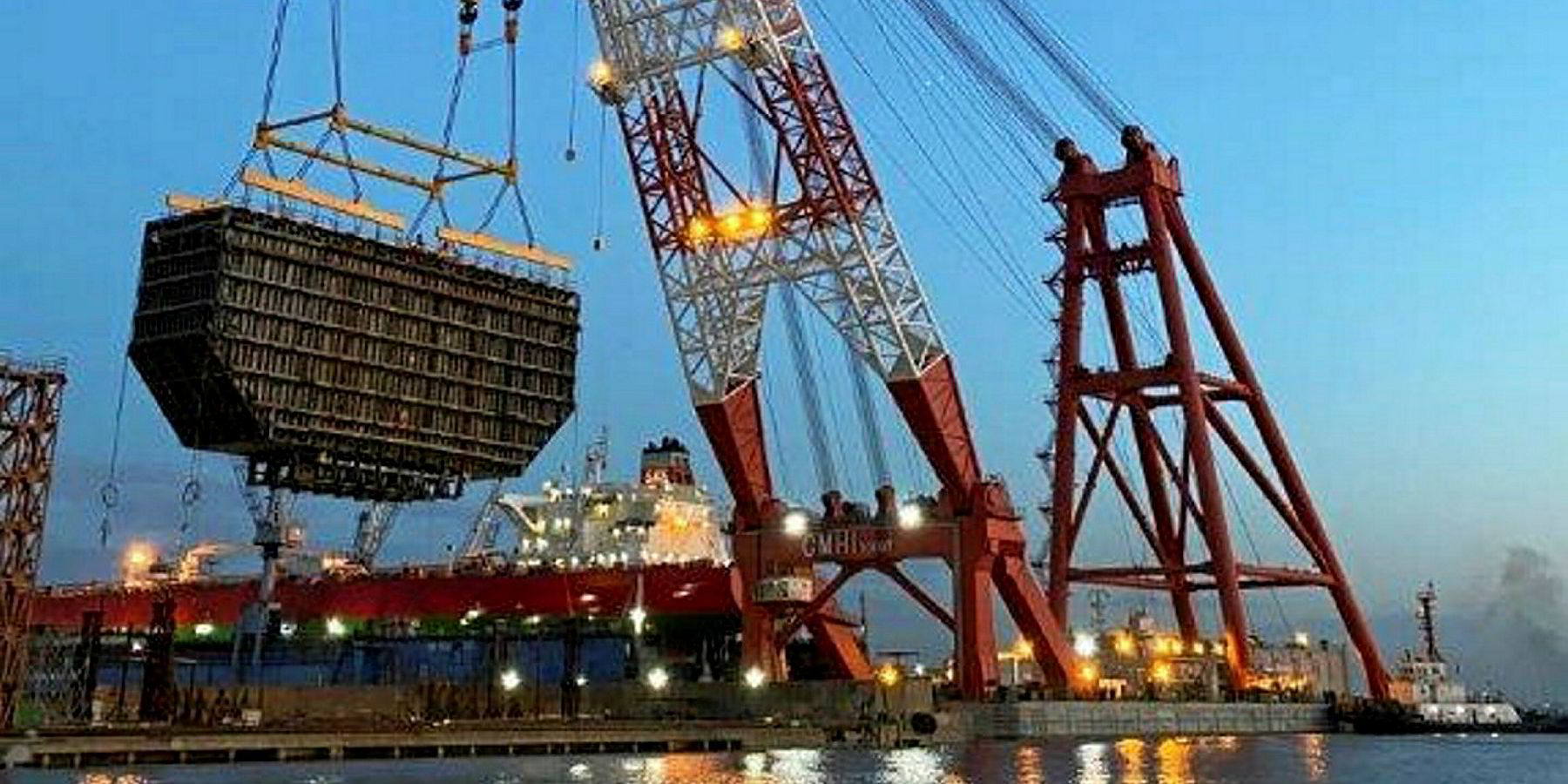 LNG bunker tank lifted into Hapag-Lloyd's first boxship retrofit ...