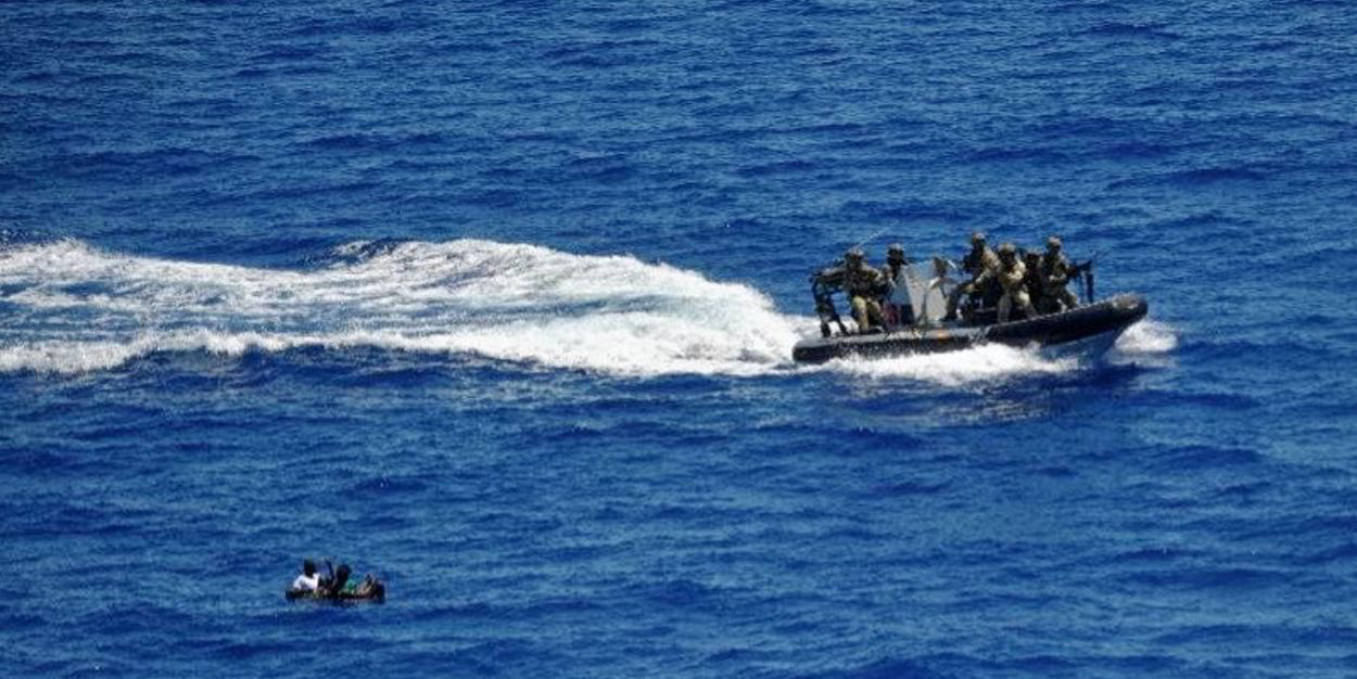 Cargo ship in race with pirate dhows to fight off a suspected pirate ...