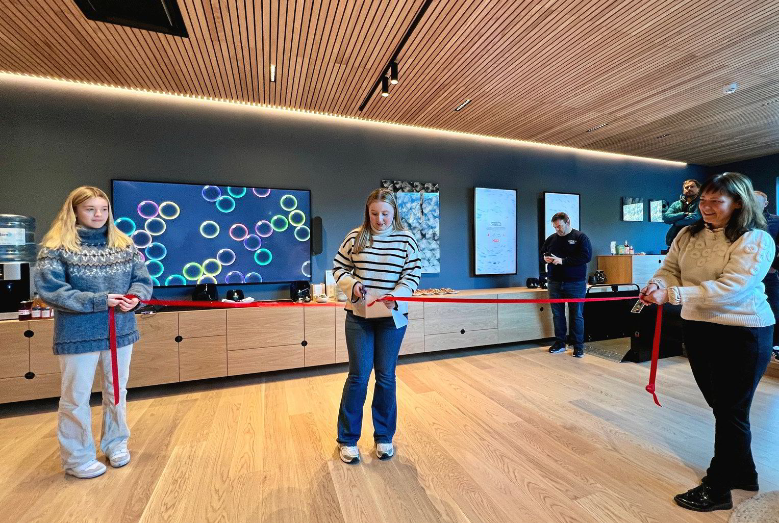 Anna Sofie Moe (16) døypte den nye båten til Hofseth: – Spennande og ...