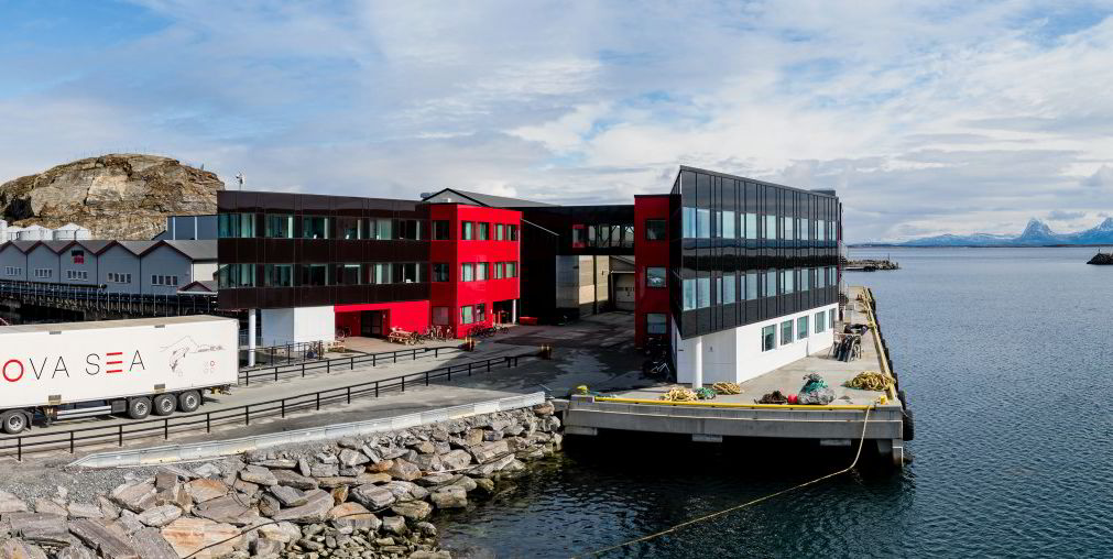 Slik var natten med «Ingunn»: Hos Nova Sea forsvant deler av taket ...