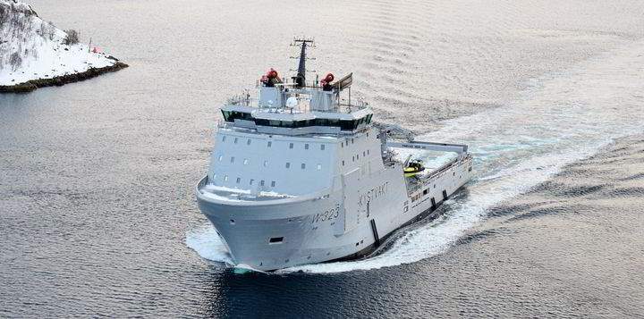 Mannskap fra kystvaktskipet «Bison» reddet livet til mann på fiskebåt ...