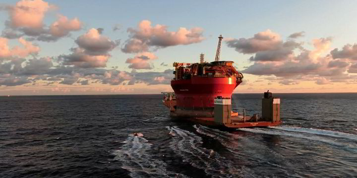 Greenpeace activists board heavylift ship carrying Shell FPSO | TradeWinds