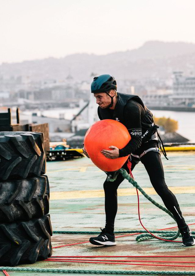 Isak (26) er klar på at det er tøffere å jobbe som fisker enn å «tøffe ...