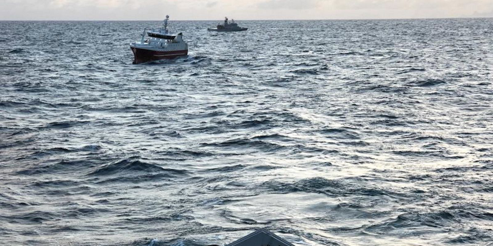 Redningsskøyta «Det Norske Veritas» har tatt over slepingen av «Veidar ...