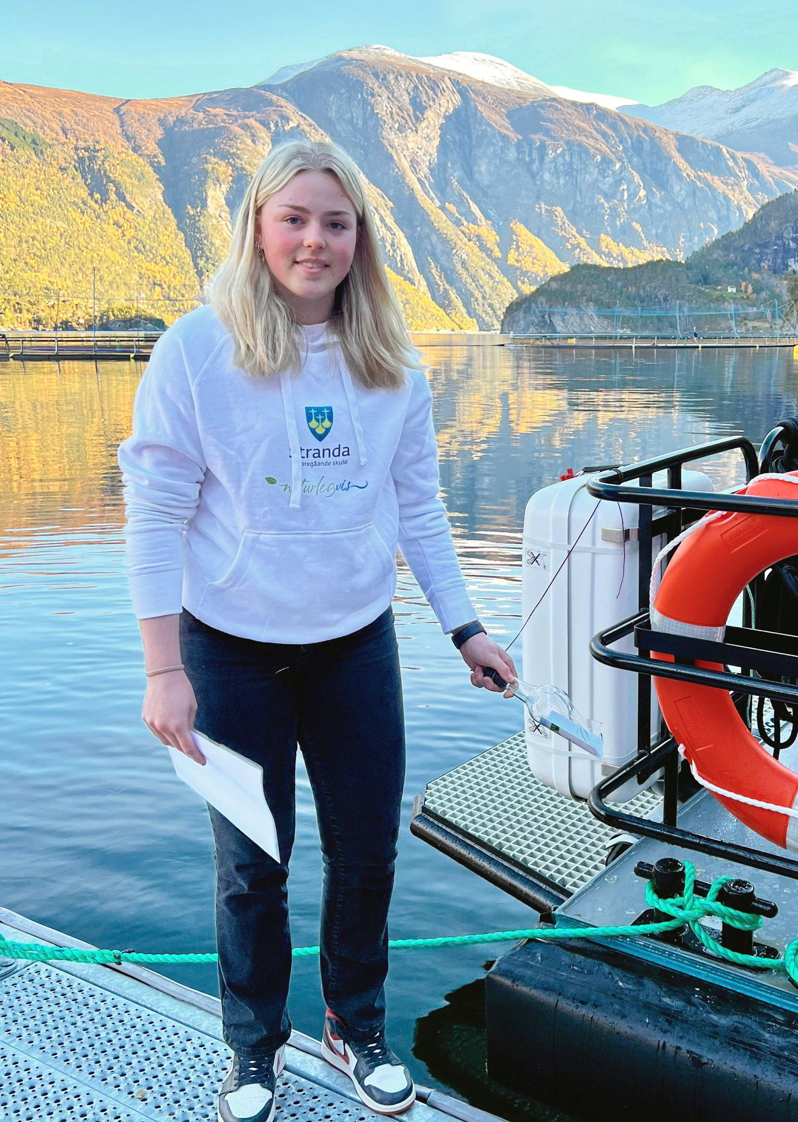 Anna Sofie Moe (16) døypte den nye båten til Hofseth: – Spennande og ...