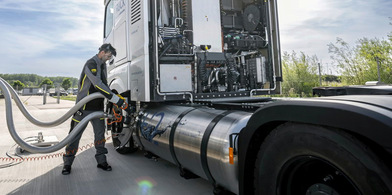 'We prefer liquid hydrogen for trucks' | Daimler begins test of LH2 ...