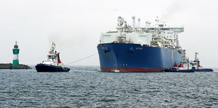 German’s second FSRU shifts onto its berth in Lubmin with first cargo ...