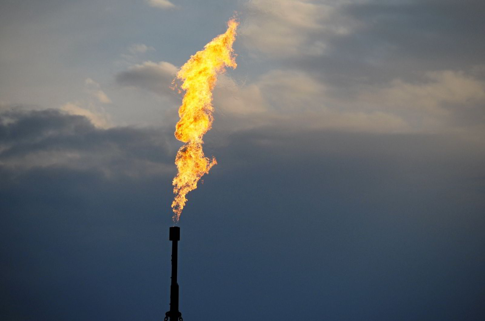 We can stop gas flaring by turning unwanted methane into hydrogen, says ...