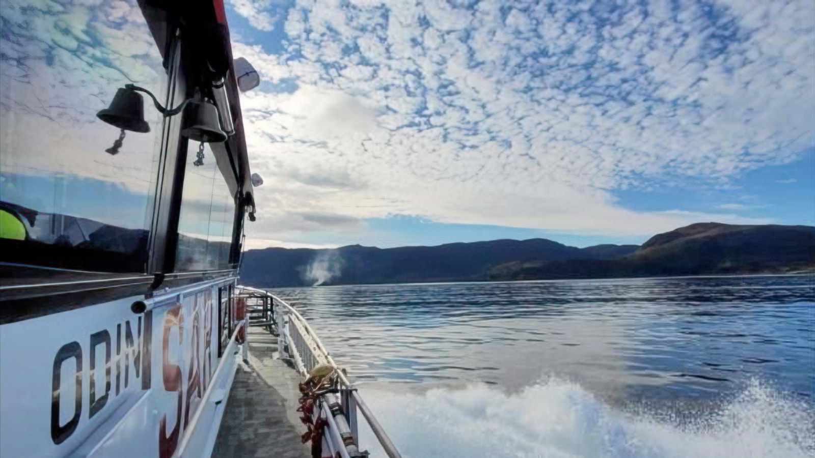 Redningsselskapet senket utbrent sjark: – Var bare topcoaten som holdt ...