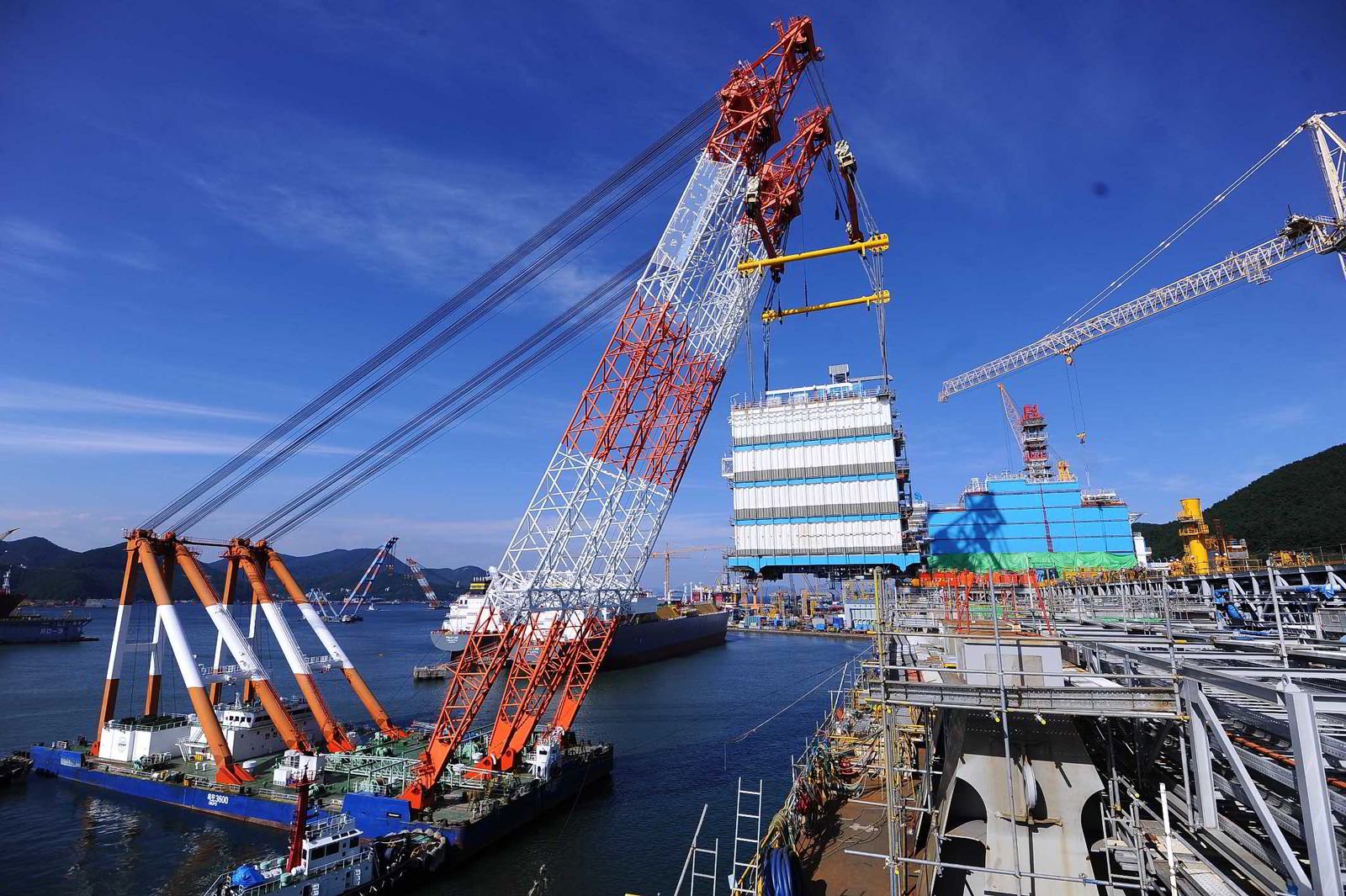 Topside lifting at Petronas FLNG vessel | Upstream Online