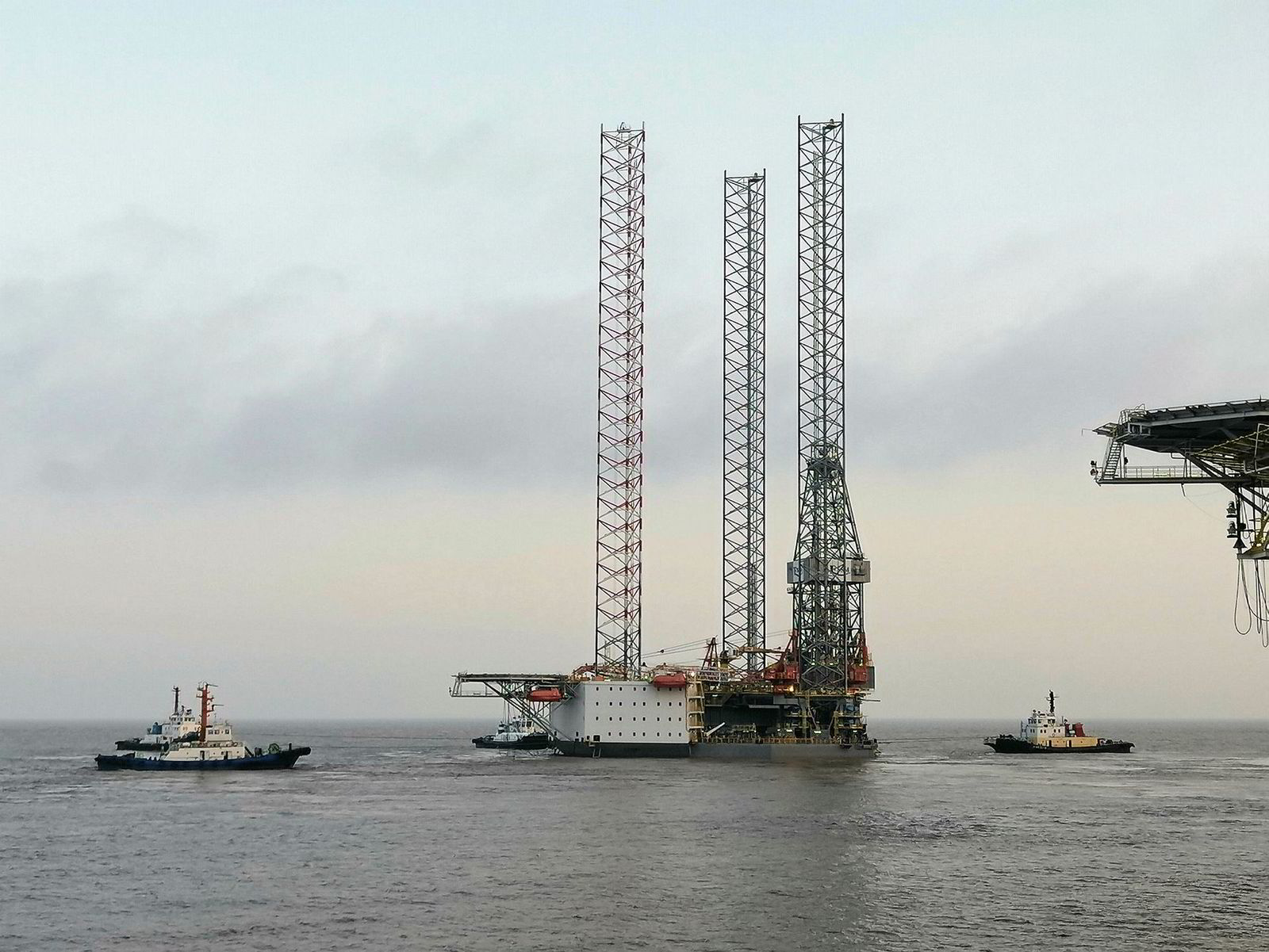 Qatar-bound rig to hitch ride on semisub unit from Chinese yard ...