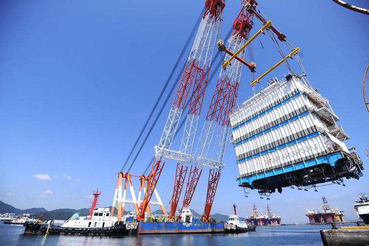 Topside lifting at Petronas FLNG vessel | Upstream Online