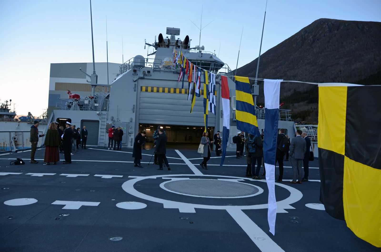 KV «Jan Mayen» med kraftig løft av beredskapen på kysten. Se bildeserie ...