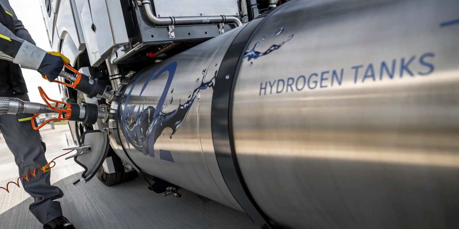 ‘World first’ | Rolls-Royce and Easyjet tests show 100% hydrogen ...