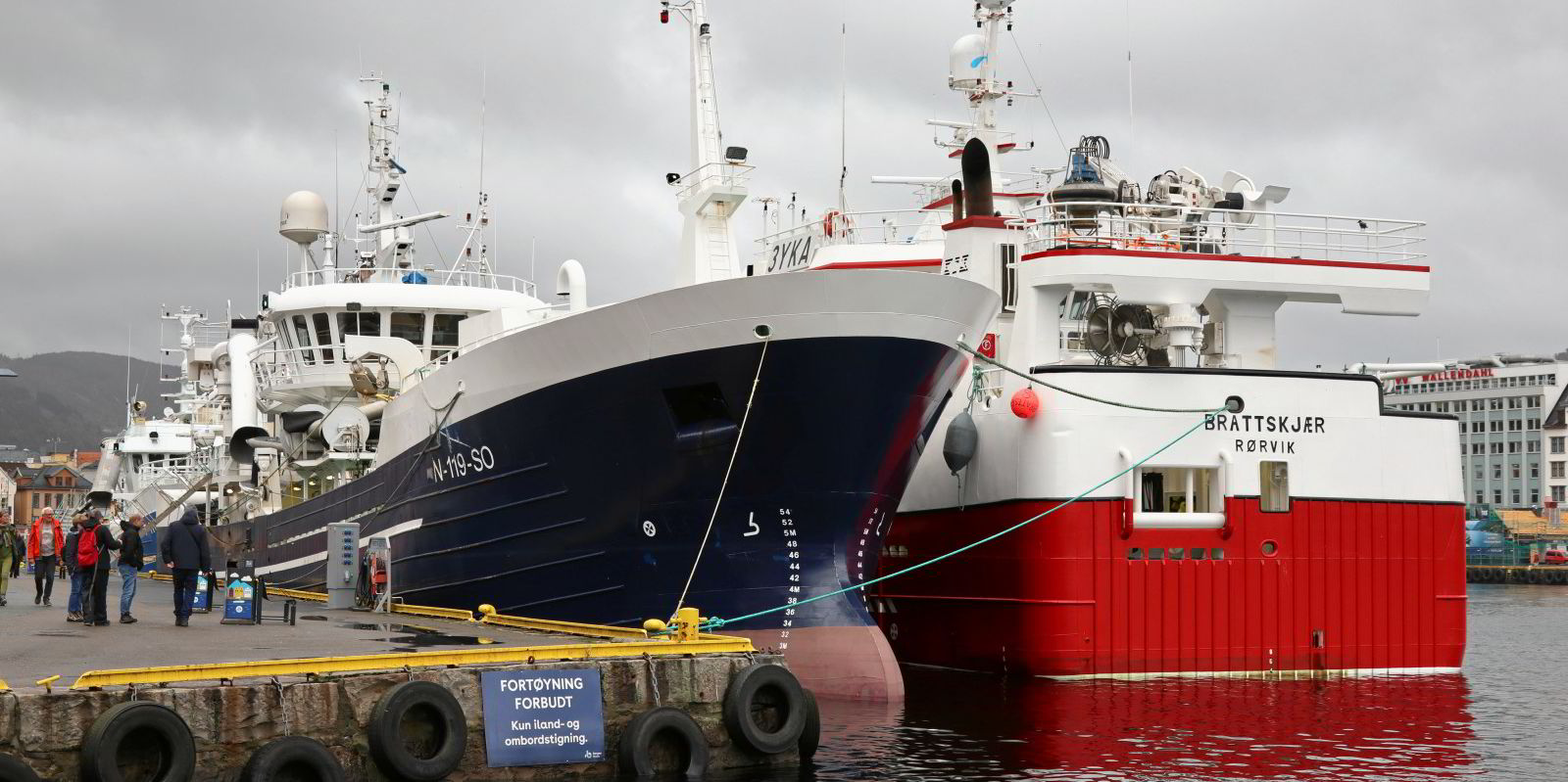 Storm i Nordsjøen: Ligger på været i Bergen og venter på makrellen ...