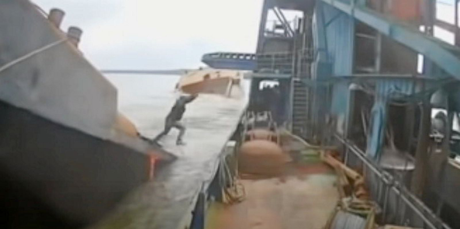 Crewman makes desperate leap to safety as barge breaks in two | TradeWinds