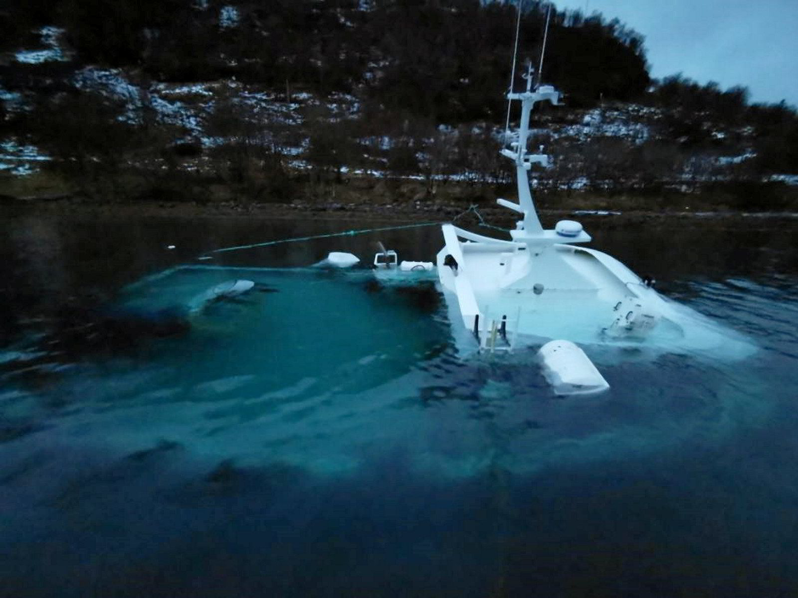 Arbeidsbåt under vann – lenser lagt ut | IntraFish.no