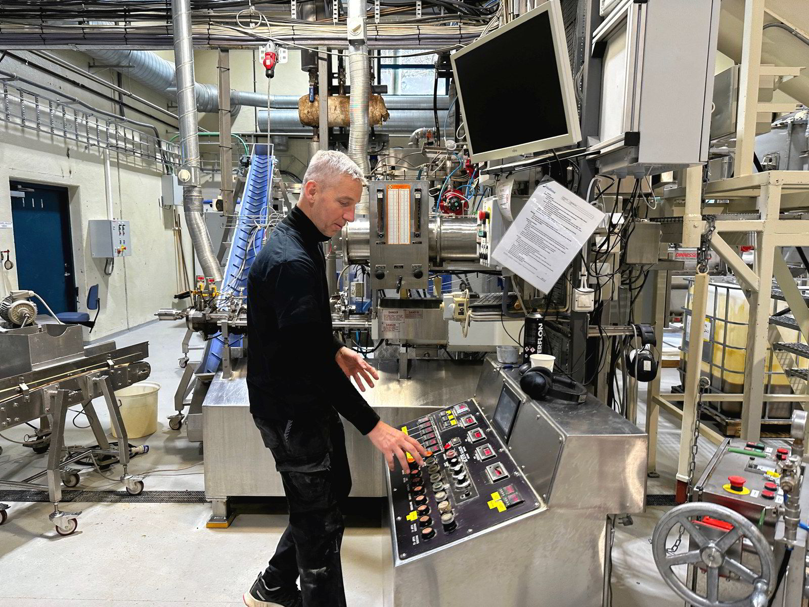 Møt oppdrettsfiskens egen «kokk»: Rolf Egil Myrmel lager fiskefôr hos ...