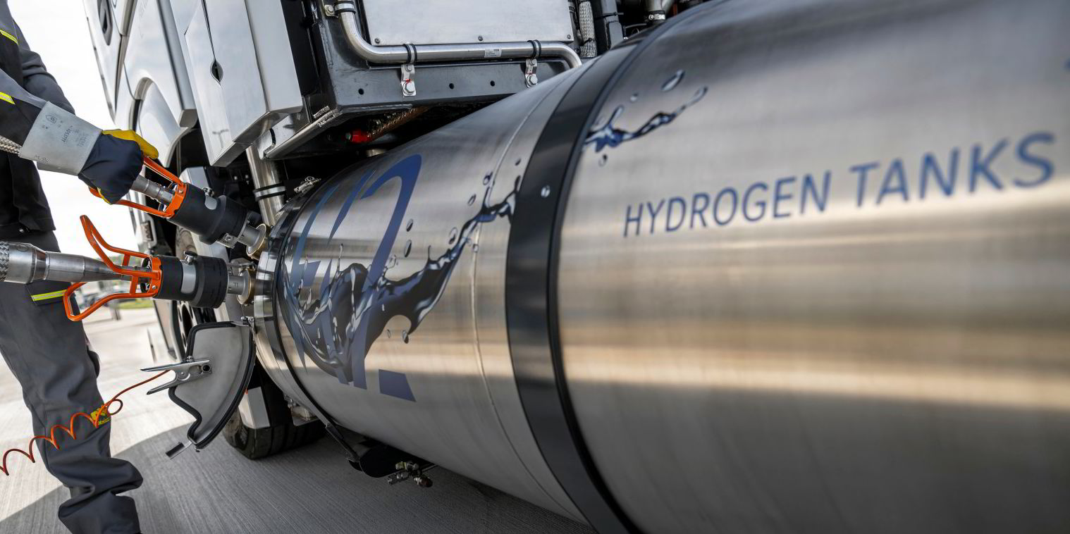 'We prefer liquid hydrogen for trucks' | Daimler begins test of LH2 ...