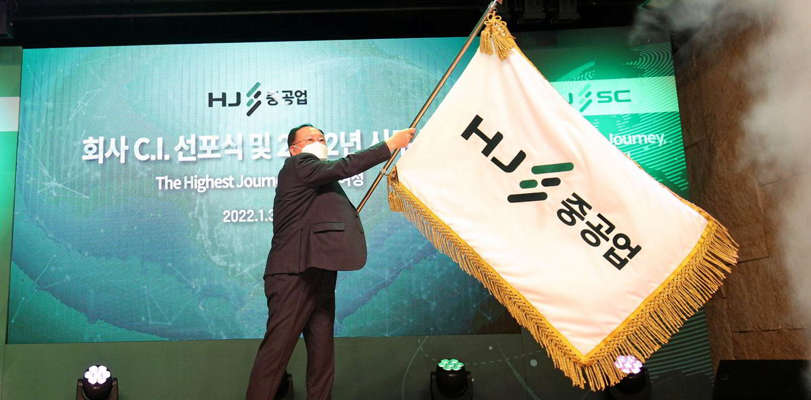 HJ Shipbuilding bags $240m LNG dual-fuel container ship order | TradeWinds