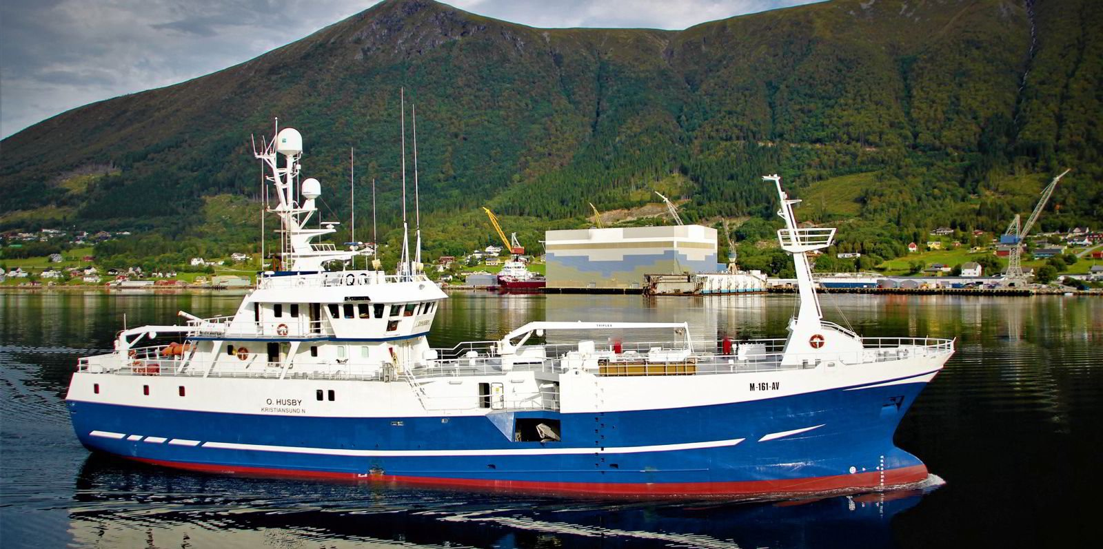 «O. Husby» jakter på torsken i åtte meter høye bølger på Nordkappbanken ...