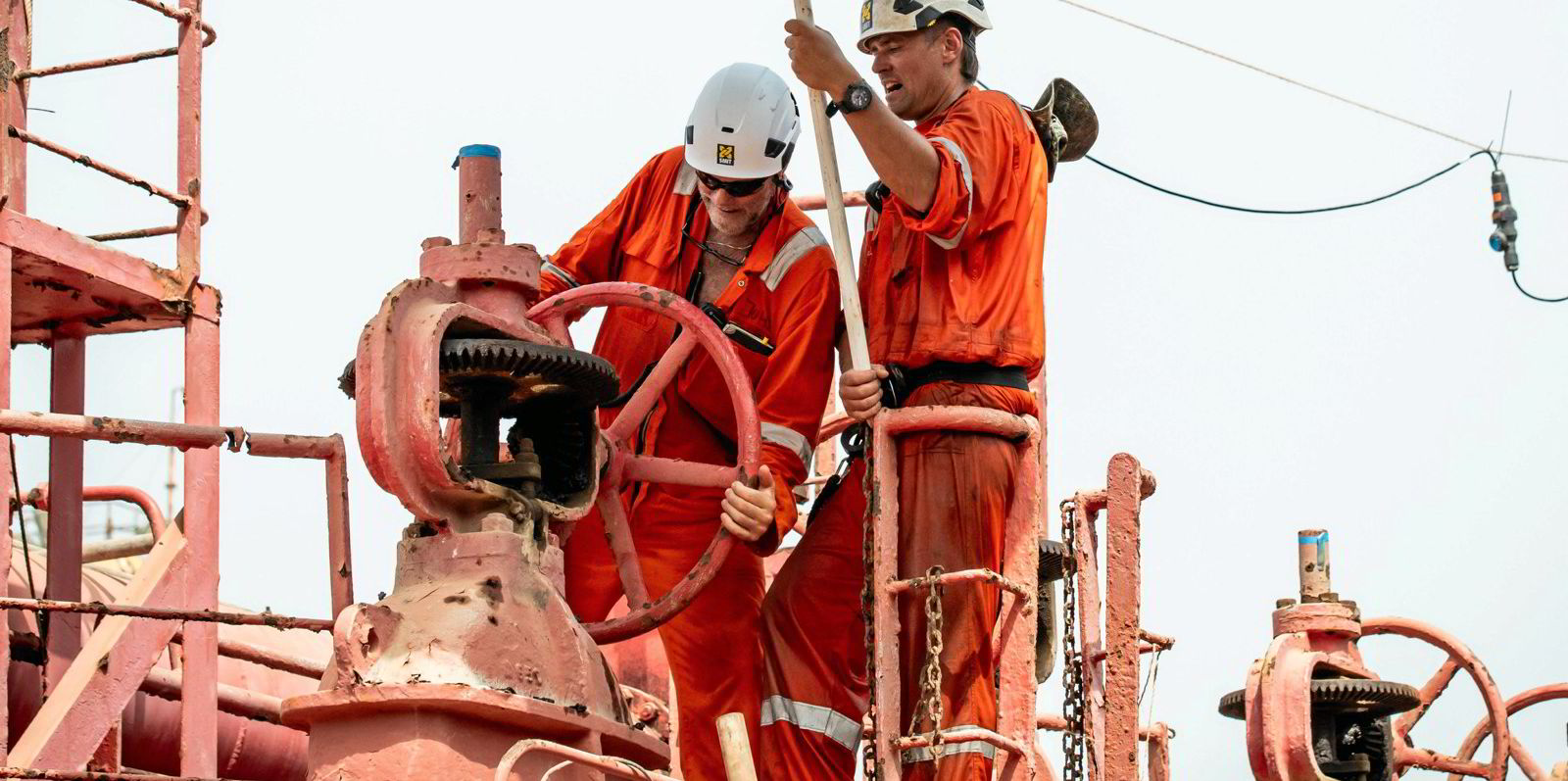 Salvage teams start pumping oil from decaying supertanker | TradeWinds